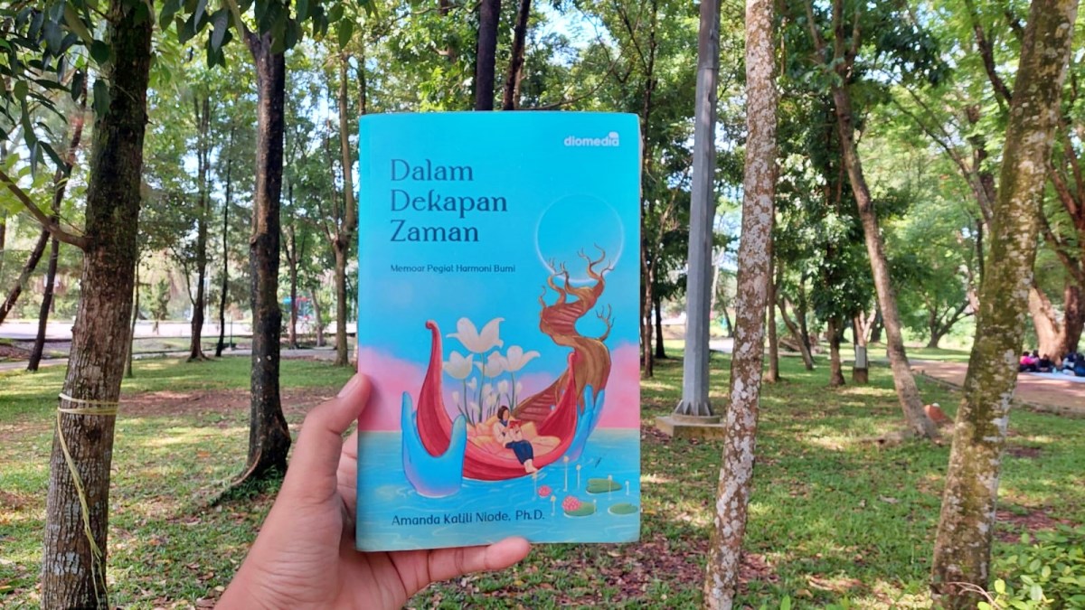 Belajar Lebih Mencintai Bumi dari Buku “Dalam Dekapan Zaman” | Omnduut